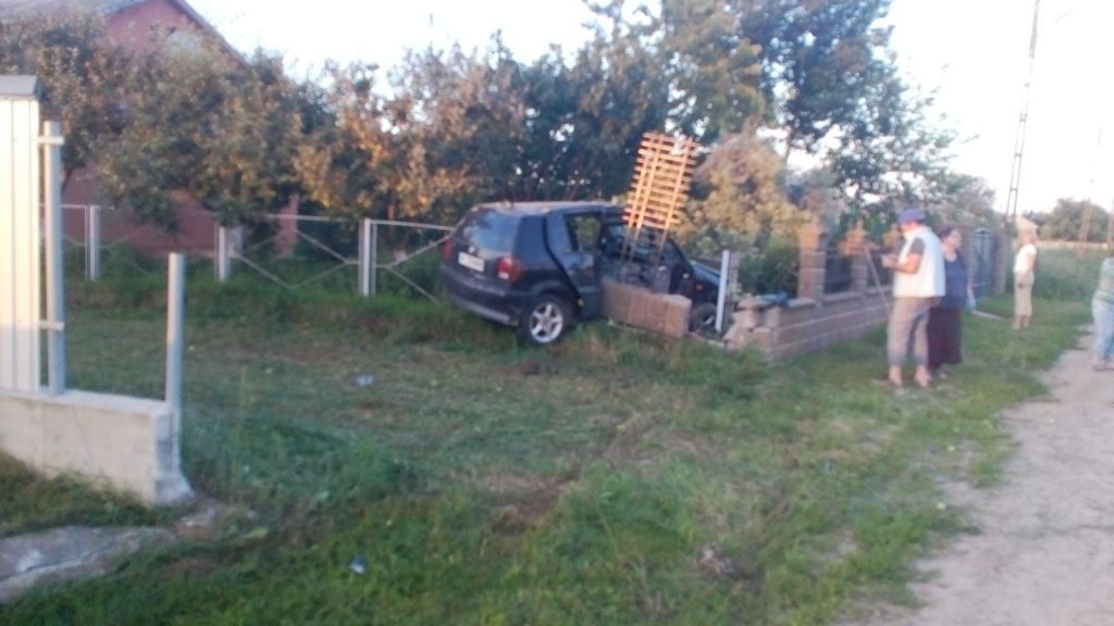 FOTO Accident cu trei victime la Salcea! O mașină a intrat într-un gard ... FOTO Accident cu trei victime la Salcea! O mașină a intrat într-un gard ...